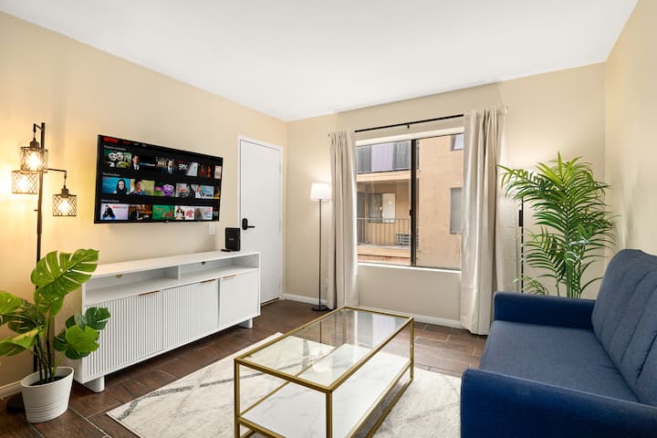 Downtown 2bd Getaway + Garage Parking - Long Beach, CA