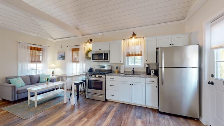 Coastal Estate: King Cottage (1bd, 1ba, Pool) - North Cape May, NJ