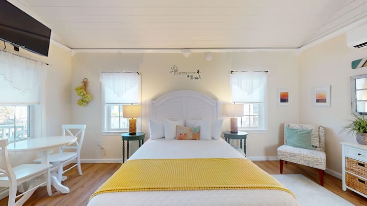 Your Perfect Getaway: Cozy Cottages With Pool - Cape May, NJ