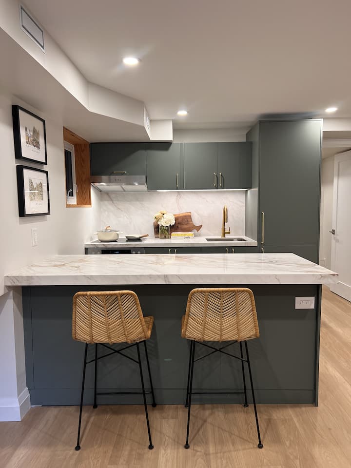 2br: Luxe Kitchn & Vintage Charm - Toronto