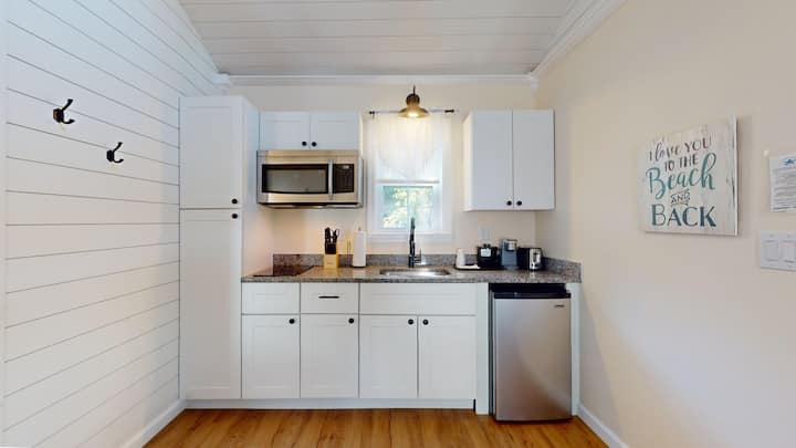 Coastal Estate: Queen Cottage (1bd, 1ba, Pool) - 빌라