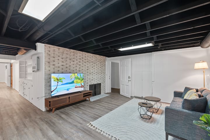 Newley Remodeled Apartment W/ Parking - Near Tosa - Milwaukee