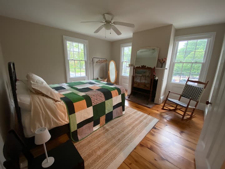 Charming Bookshop Apt In Historic Tiverton! - Tiverton, RI