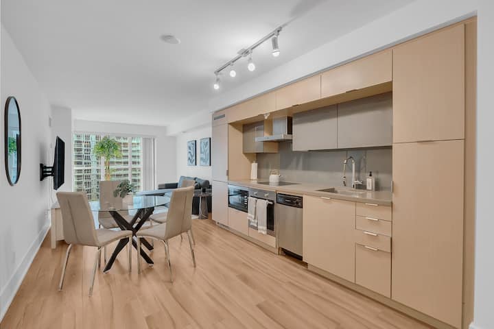 Luxe Condo | Cn Tower + Lake View | Sleeps 6 - Toronto