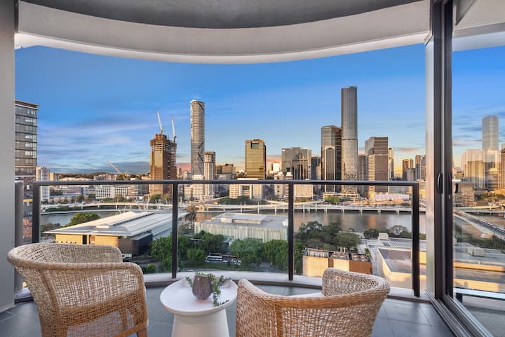 South Bank Apt W/ Stunning Views & Rooftop Pool! - Windsor