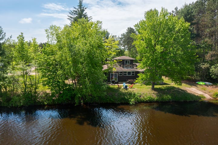 Legacy Farm! Waterfront 1920’s Flair (Adults Only) - Fall Creek, WI