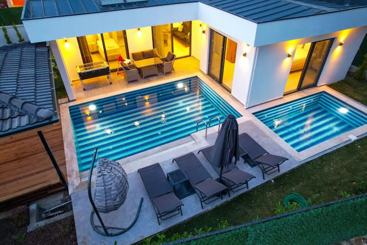 ÖLüdeniz'e Yakın 4 Kişilik Jakuzili Villa - Çeşme