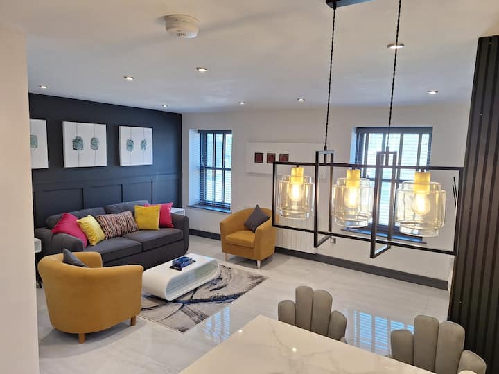 The Penthouse | High End Luxury | Central Location - Glossop
