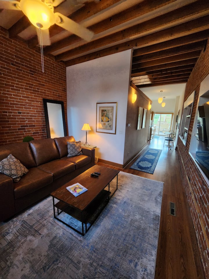 The Skylight Apartment On Main Street Galena - Galena, IL