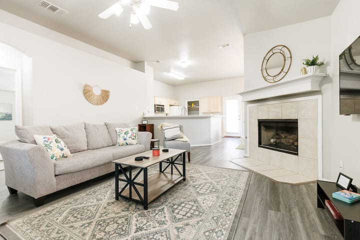 Northside Nest | 3br/2ba | Stylish Single-story - Lubbock, TX