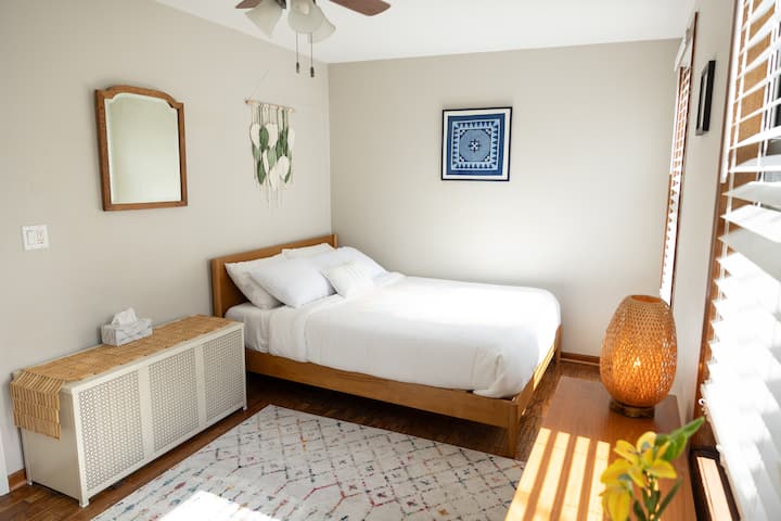 Ideal Lakeview Location! Walk To Wrigley, Depaul - Chicago, IL