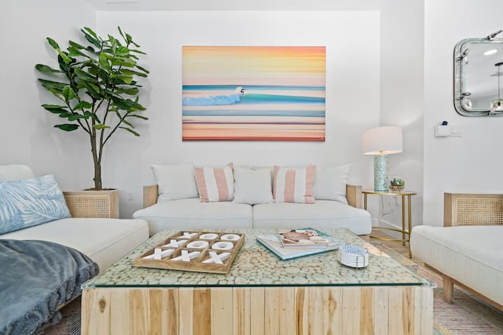 Launch Pad 5/4.5 With En Suites- Beach Access - Cocoa Beach, FL
