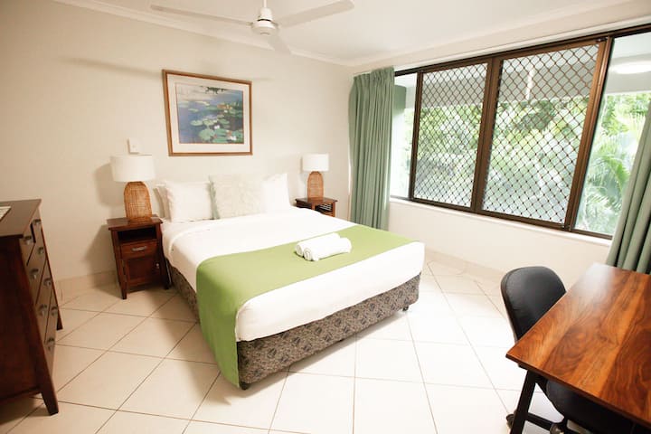 Downtown Delight: 2br Getaway + Pool - Darwin