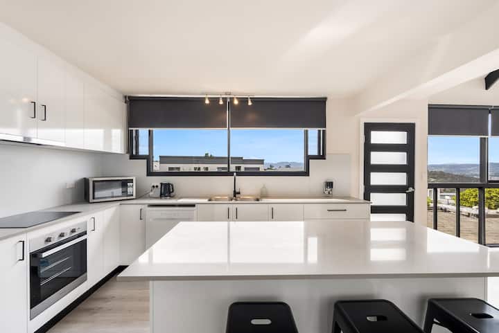 Expansive River-view Oasis, Large Family Home - Australia