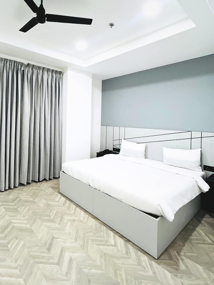 Elegant Luxury 1bhk W/ Private Balcony Retreat - Gurugram