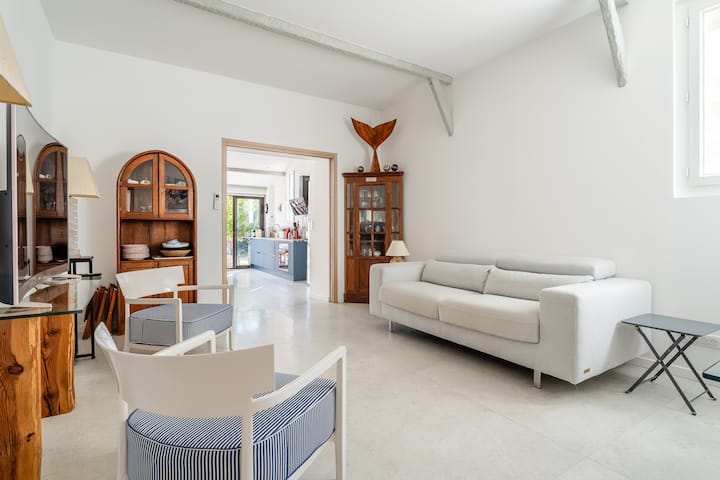 Perle Marine:   Parking / Climatisatio/plage - Calanque du Mugel