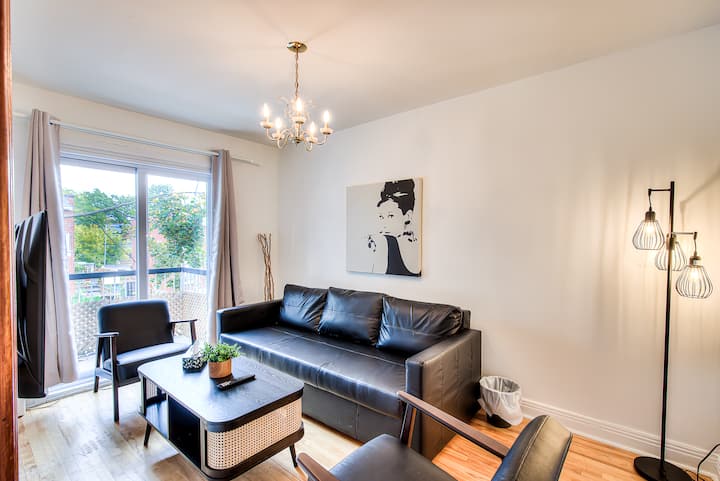 Montreal Traveler's Home Vintage & Value 2br Apt - Varennes