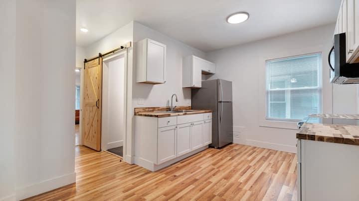 Walk To Niagara Falls! 12 Bedrooms! - Niagara Falls, NY