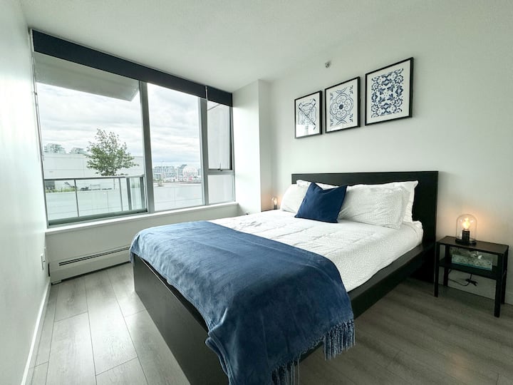 Stylish Downtown 1 Bedroom+ Den W/parking - Vancouver