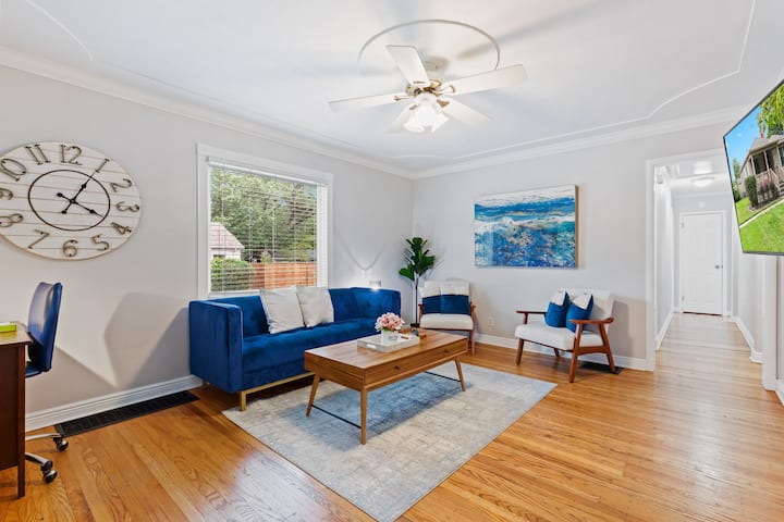 Gorgeous 2- Story Home In Heart Of Broad Ripple - Castleton, IN