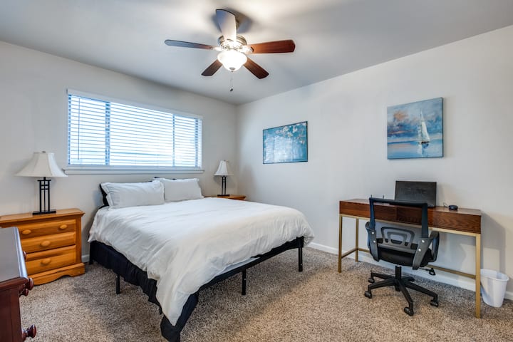 Sunny Comfy Oak Lawn Home - Dallas, TX