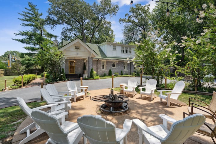 Gingerbread Mansionette Retreat With Guest House - Memphis, TN
