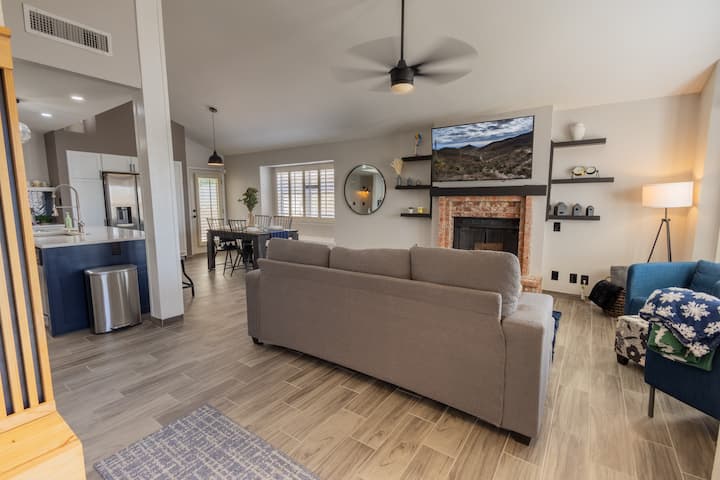 Stylish Escape/3bdrm & Fireplace - El Paso, TX