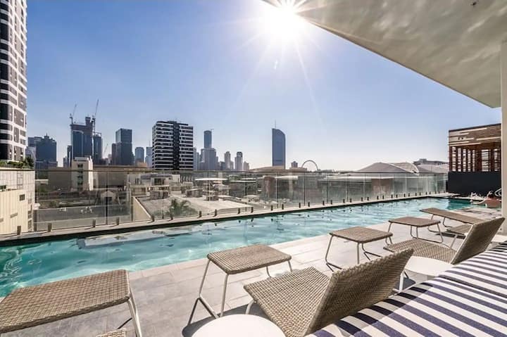 Top Floor 1br W Mountain Views, King Bed & Pool - Brisbane
