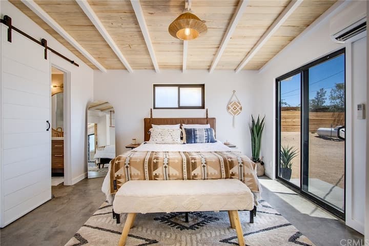 Trendy Couples Resort Style W/ All The Amenities - Joshua Tree, CA