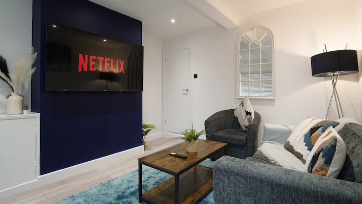 Modern Luxury Home | Pool Table | Prime Location! - Sherwood Forest