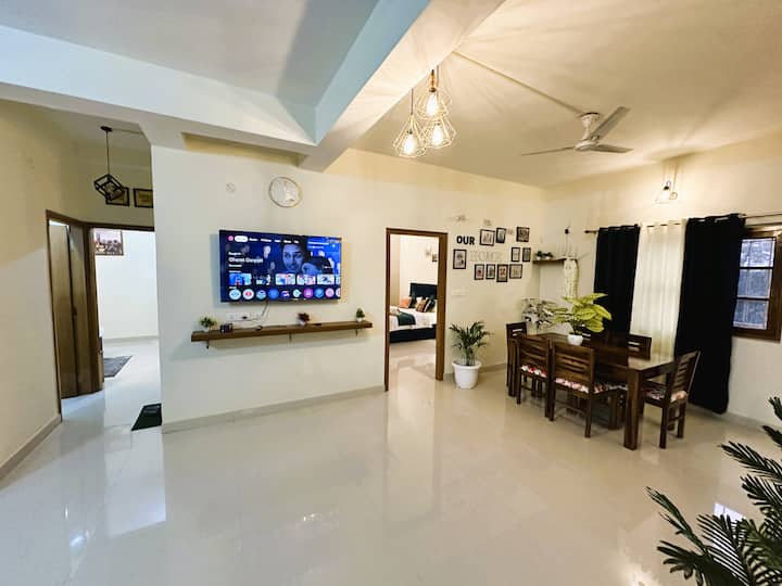 Zoomstay - 3bhk Cozy Apartment - Centrally Located - Varanasi