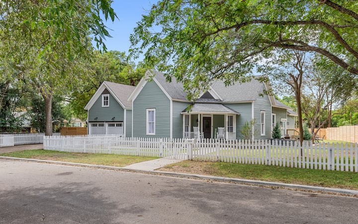Victorian Elm And Carriage House - Georgetown, TX