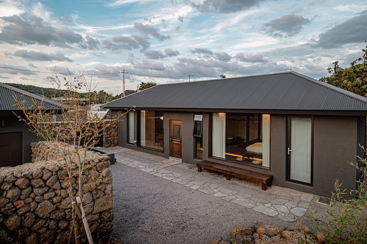 [너그러이제주ㅣ자쿠지무료] 너그러이A 제주애월 프라이빗독채/한담해변9분/공항30분 - Jeju-do