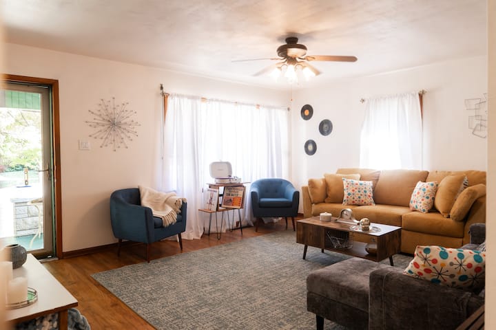 New! Cosmic Cottage - 2 Bedrooms - Pets Welcome! - Bedford, IN