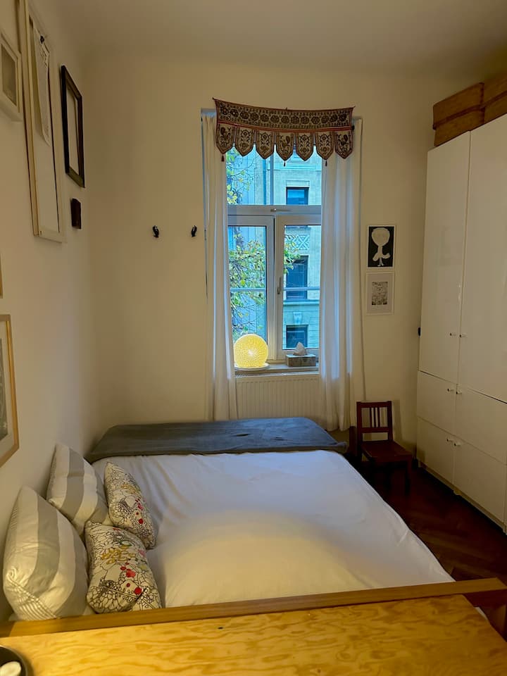 Room San Jordi
Jugendstil Altbau Zimmer - Munich