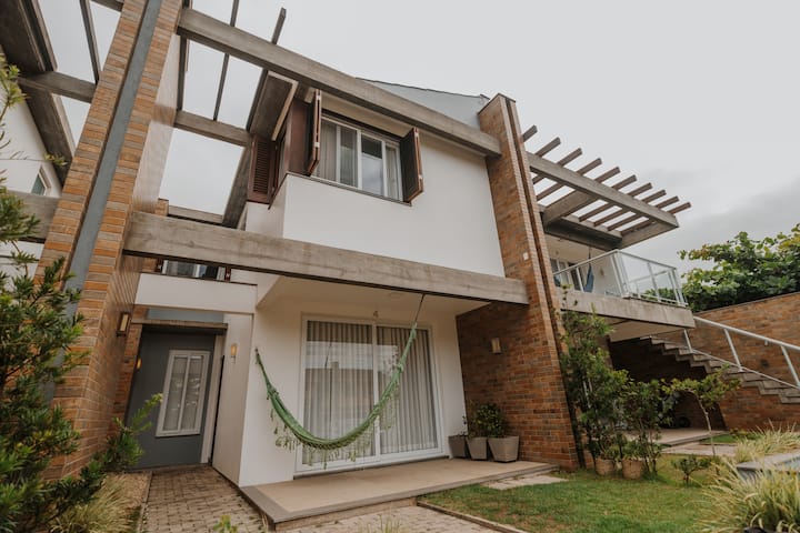 4 Suítes | 190m Do Mar | Morrinhos | 2 Vagas - Garopaba