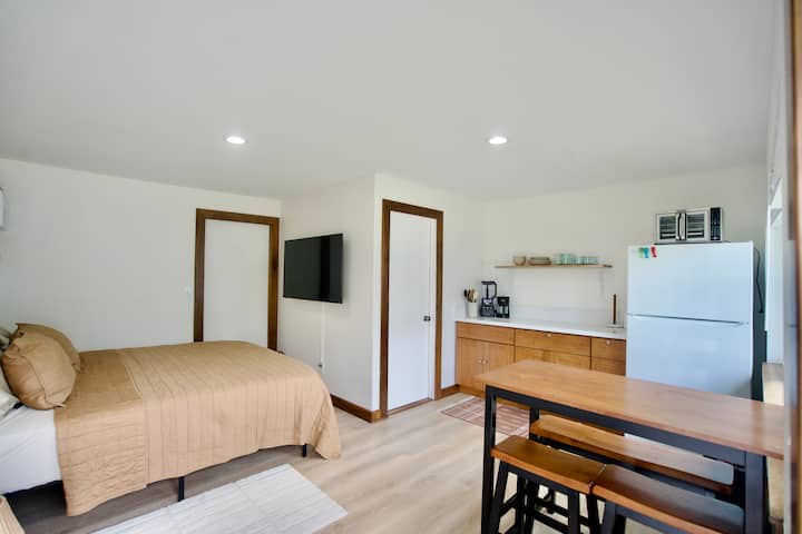 Oceanfront Studio At Shark's Cove - Ocean Views - Haleiwa, HI