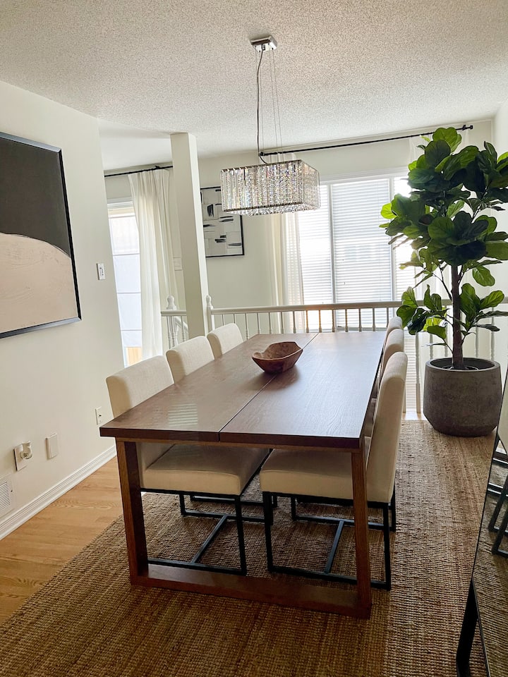 The Como Hideaway | Orleans Townhouse - Ottawa