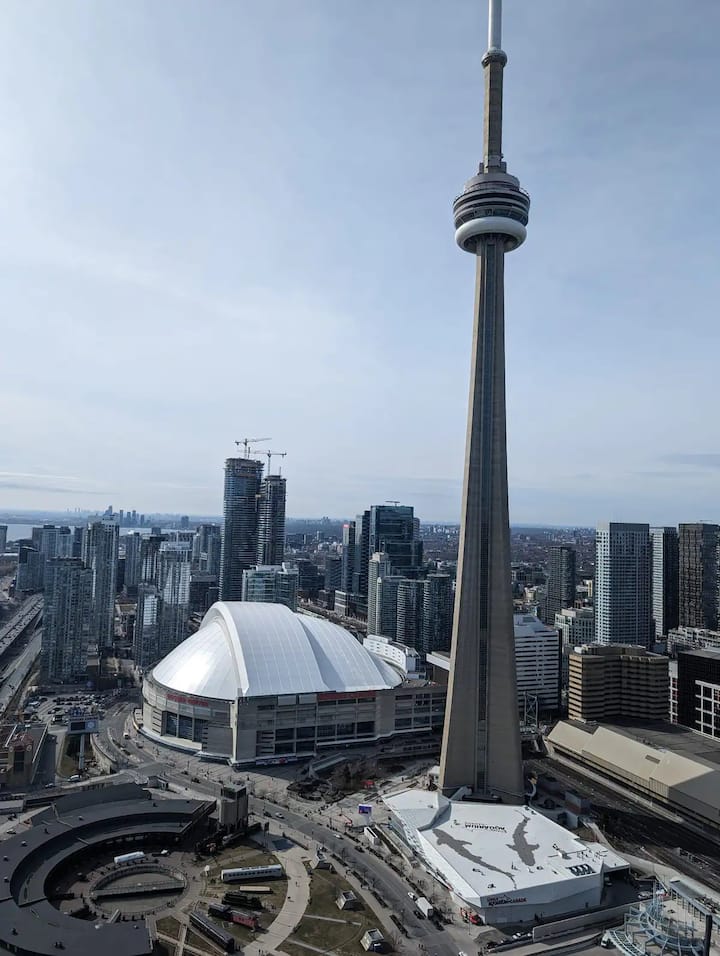 Toronto City Overlook With Clear View Of Cn Tower - Ontario
