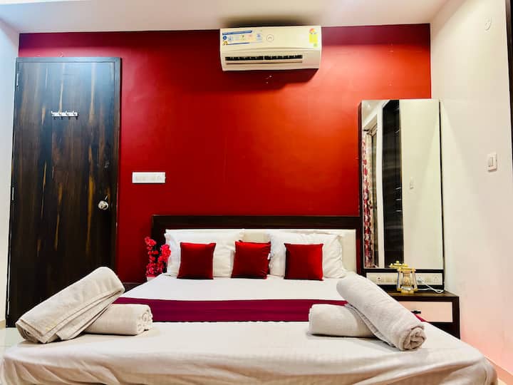7 Seasons Palm Suite |Sky Orbit, Pool, Ac, Lux Gym - Rajkot