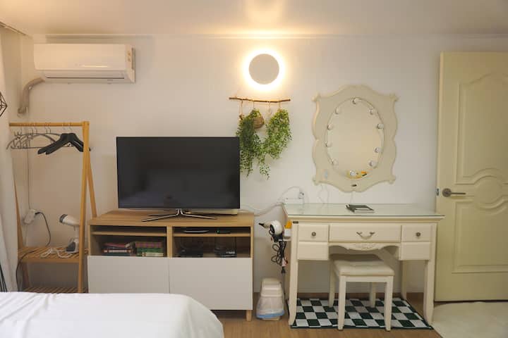 1 Min From Hongdae, Cozy Stay With Hotel Bedding - 南韓