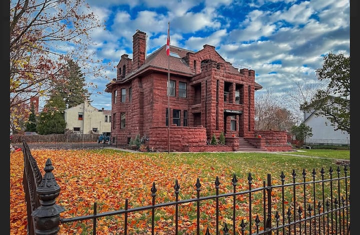 1 Bedroom 2nd Floor Suite In A Mansion - Thunder Bay