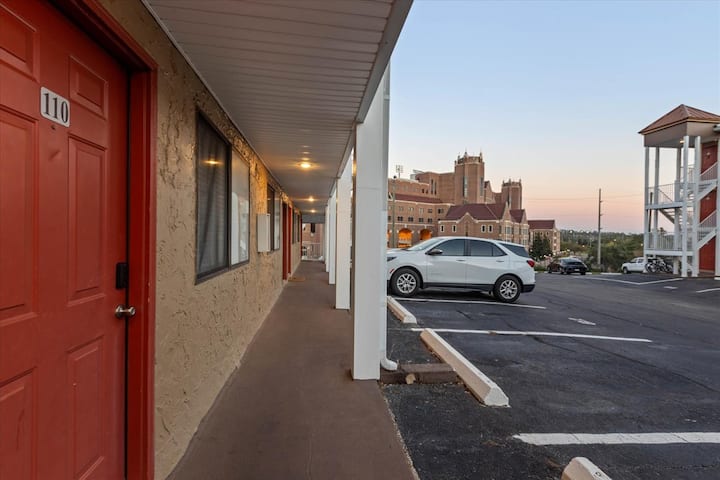 The Cook - Prime Stadiumside Gated Condo - Tallahassee, FL