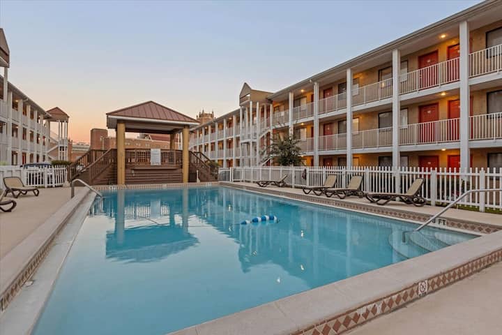 The Cook - Prime Stadiumside Gated Condo - Tallahassee, FL