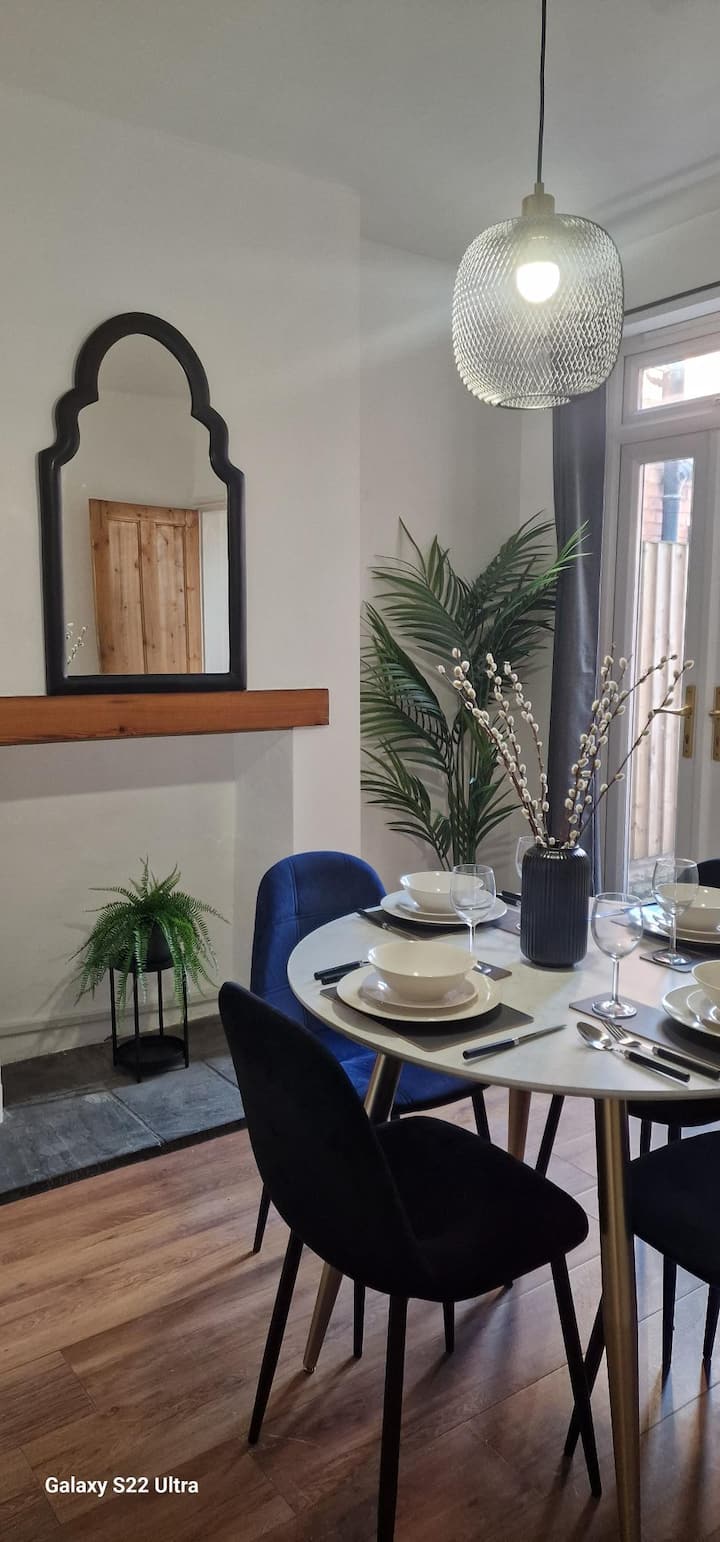 Stylish 2 Bedroom Home With Free On Street Parking - Derby