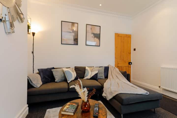 Stylish 2 Bedroom Home With Free On Street Parking - Derby