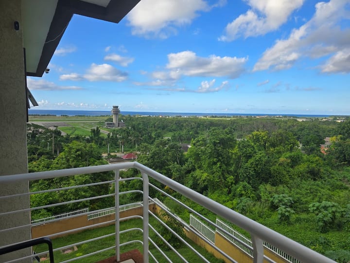 Lavue - Mobay King Bed Flat W/ Airport & Sea View - Montego Bay