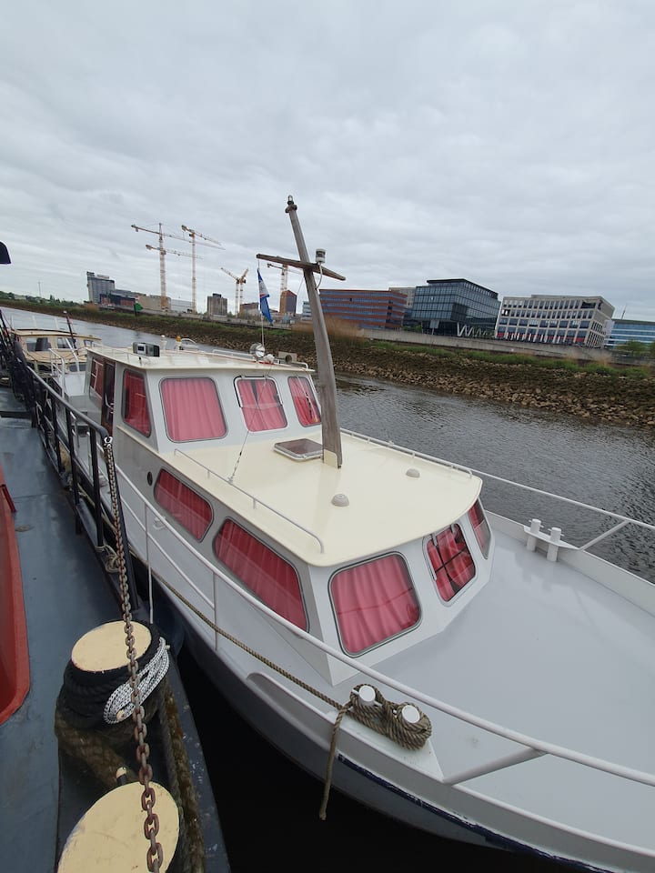 "Kalle" Schönes Motorboot Als Kleine Ferienwohnung - Bremen