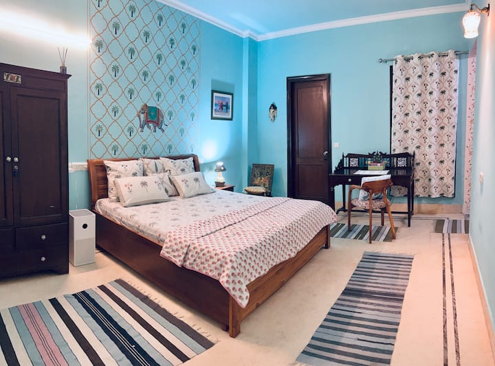 Art Lover's Dream Room - Premium Gk2 Location - New Delhi
