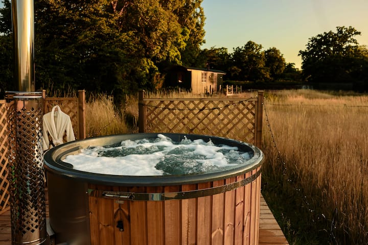 Romantic Luxury Shepherd's Hut Near London/windsor - Thorpe Park Resort